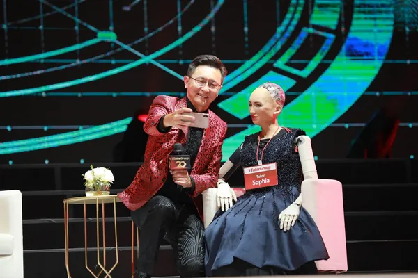 TutorABC 20周年盛典 董事長楊正大授予機器人蘇菲亞 AI老師身分|經理人