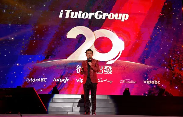 TutorABC 20周年盛典 董事長楊正大授予機器人蘇菲亞 AI老師身分|經理人