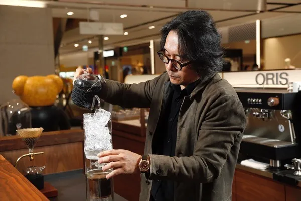 全球首間「Watch & Coffee 複合店」！瑞士百年製錶Oris X咖啡器皿職人王旋，喝到工藝與時間的底 | ShoppingDesign