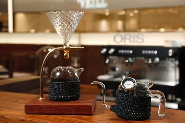 全球首間「Watch & Coffee 複合店」！瑞士百年製錶Oris X咖啡器皿職人王旋，喝到工藝與時間的底 | ShoppingDesign