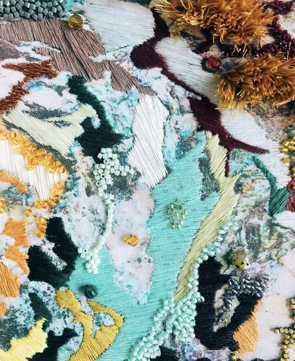 海岸系刺繡！海草、地衣、地貌，英國藝術家Emily Botelho用針線紀錄歐陸海岸 | ShoppingDesign