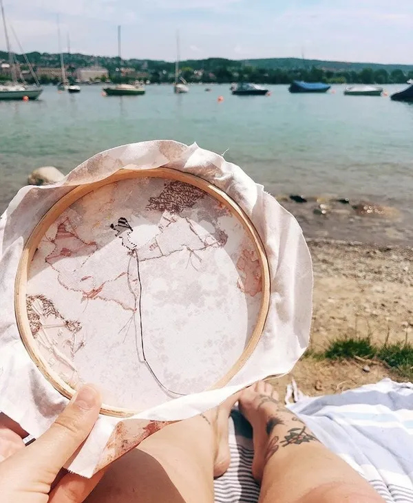 海岸系刺繡！海草、地衣、地貌，英國藝術家Emily Botelho用針線紀錄歐陸海岸 | ShoppingDesign
