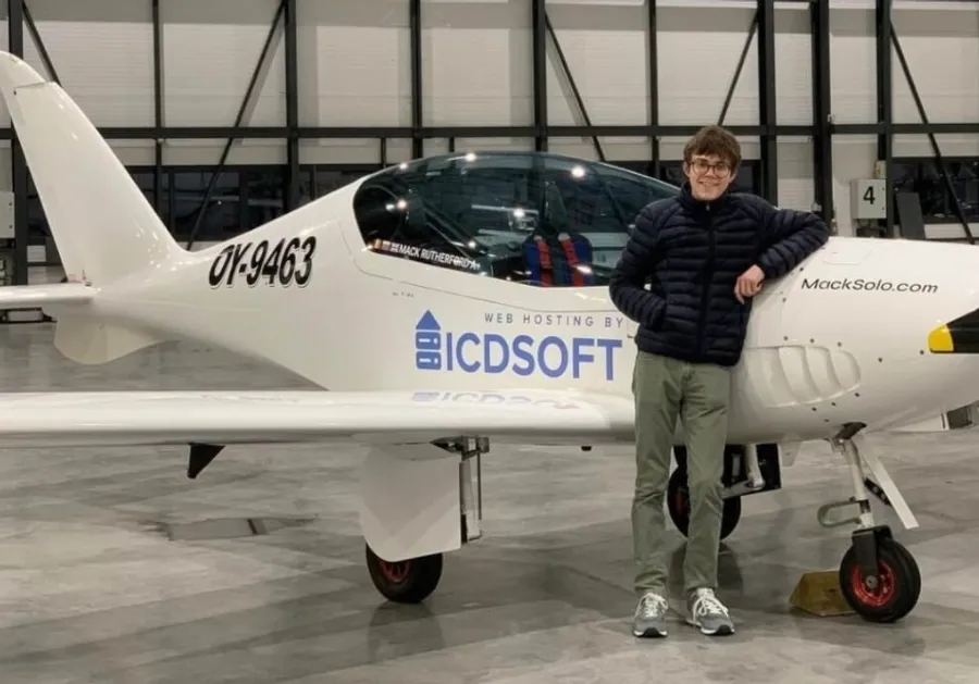 19歲Zara Rutherford獨駕繞行地球，16歲弟也跟上腳步！挑戰最年輕紀錄|數位時代 BusinessNext