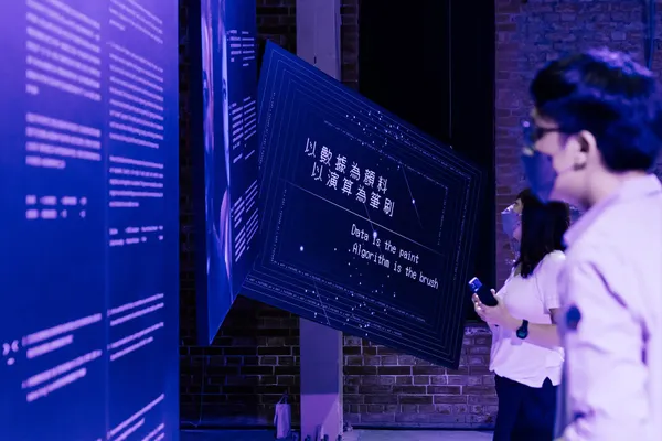 直擊感官的「Hello Ouchhh >_