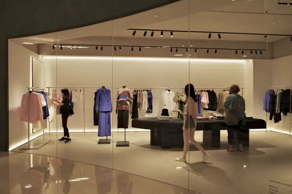 COS 台灣首店設計亮點！以森林綠為主調，大量選用有機紋理、回收材料向永續精神致敬 | ShoppingDesign