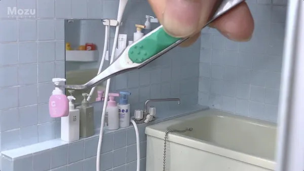 打開插座別有洞天！日本袖珍模型達人 Mozu 手作微縮房間、湯屋、地鐵等，逼真還原日常場景 | ShoppingDesign