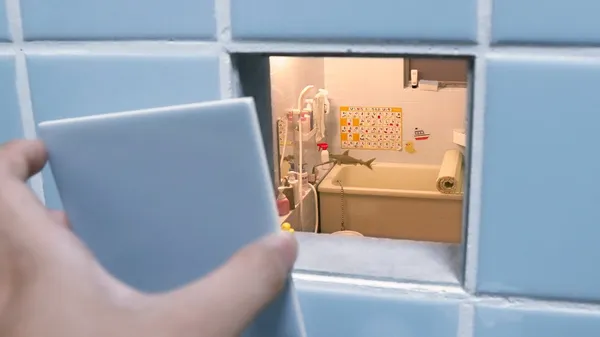 打開插座別有洞天！日本袖珍模型達人 Mozu 手作微縮房間、湯屋、地鐵等，逼真還原日常場景 | ShoppingDesign