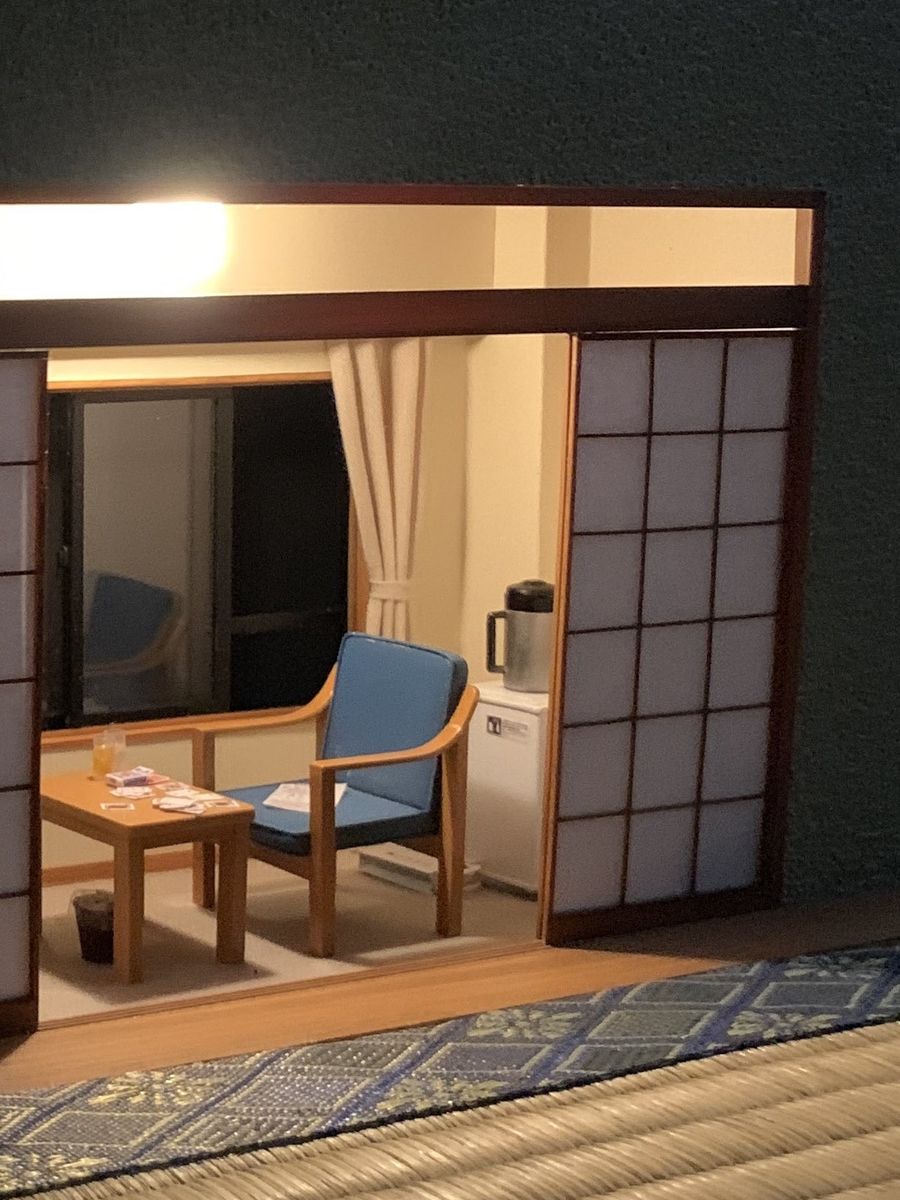 打開插座別有洞天！日本袖珍模型達人 Mozu 手作微縮房間、湯屋、地鐵等，逼真還原日常場景 |ShoppingDesign