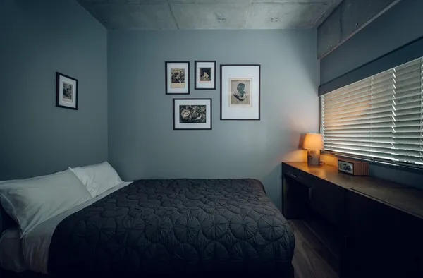 與藝術品共枕眠！京都藝術旅宿「node hotel」: 低飽和設計，彷彿住進藝術收藏家的時髦住所 | ShoppingDesign