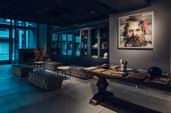 與藝術品共枕眠！京都藝術旅宿「node hotel」: 低飽和設計，彷彿住進藝術收藏家的時髦住所 | ShoppingDesign