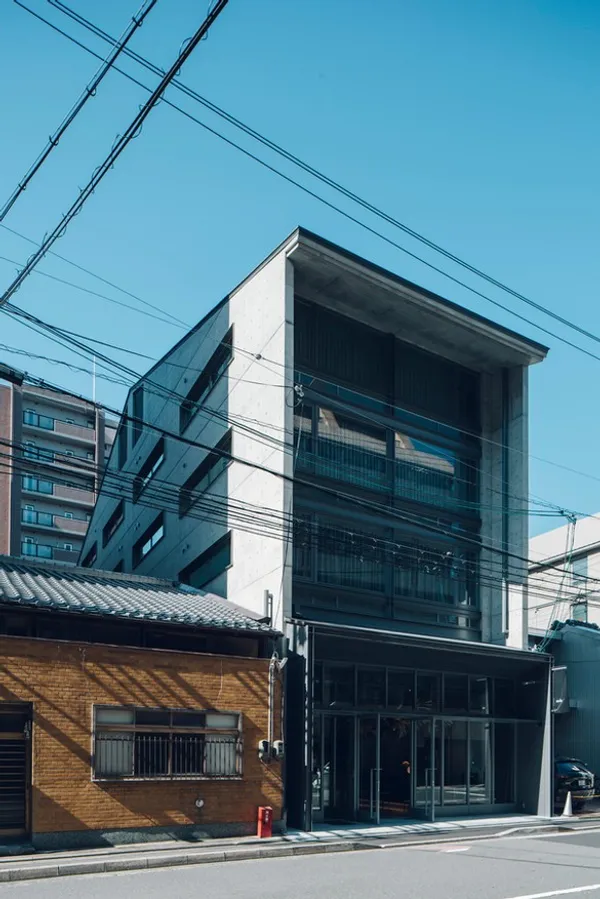 與藝術品共枕眠！京都藝術旅宿「node hotel」: 低飽和設計，彷彿住進藝術收藏家的時髦住所 | ShoppingDesign