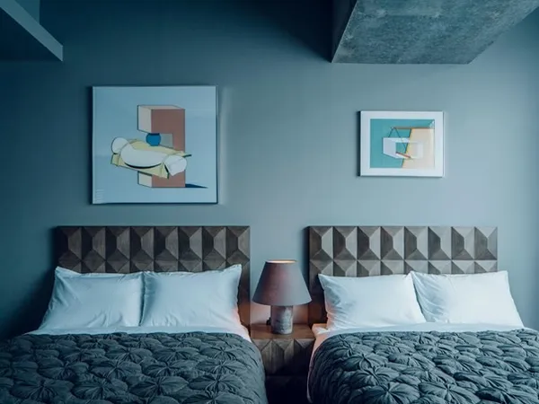 與藝術品共枕眠！京都藝術旅宿「node hotel」: 低飽和設計，彷彿住進藝術收藏家的時髦住所 | ShoppingDesign