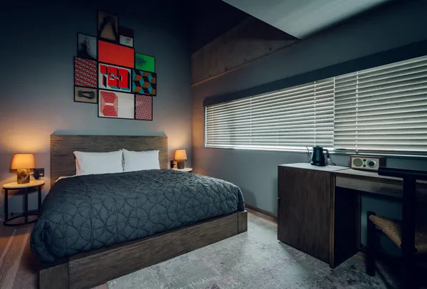 與藝術品共枕眠！京都藝術旅宿「node hotel」: 低飽和設計，彷彿住進藝術收藏家的時髦住所 | ShoppingDesign