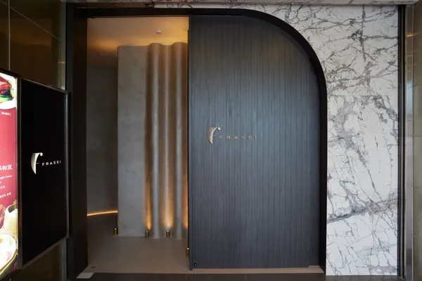 義大利 Fine Dining 餐廳「FRASSI」新開幕！以幾何線條展現圓拱天花板、比薩斜塔及羅馬競技場 | ShoppingDesign