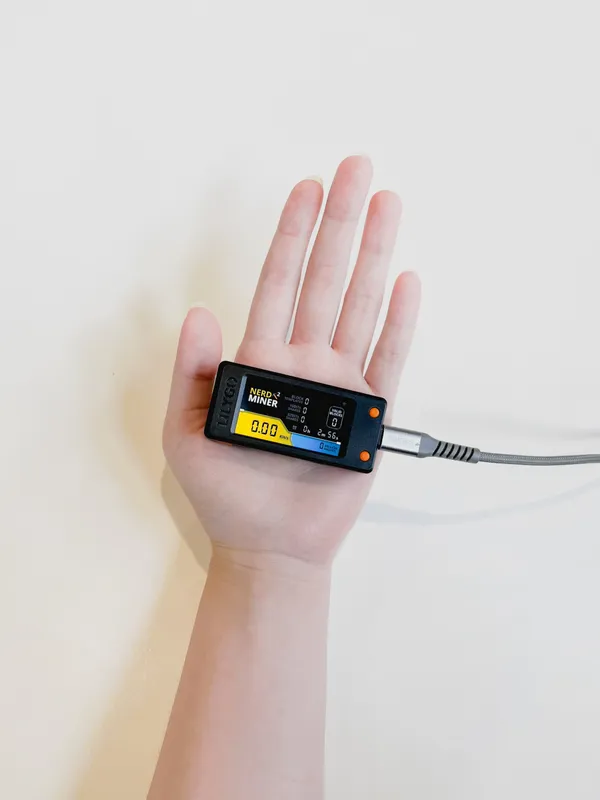 一個月五元電費、10分鐘開獎一次!手掌大的「樂透型礦機」,如何走到哪挖到哪?|web3