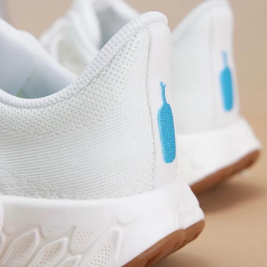 「藍瓶咖啡」跨界聯名！攜手 New Balance 推慢跑鞋：主打環保材質、亮點在鞋跟藍瓶設計 |ShoppingDesign