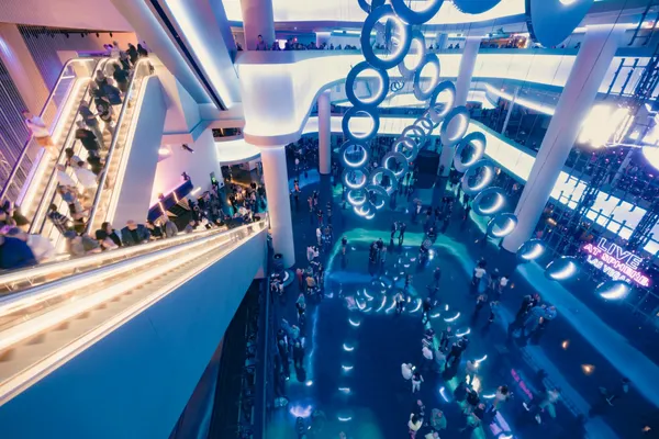 世界最大球型場館 MSG Sphere 啟用！攜手《我的鯨魚老爸》導演，量身打造科幻新電影 | ShoppingDesign