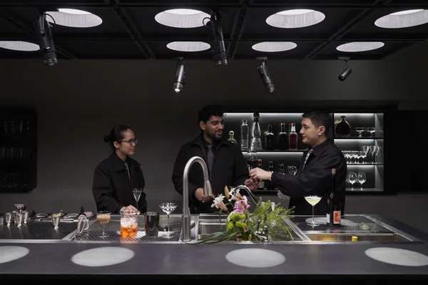 台北大安「Nowhere Bar」重啟亮相！與 unDer lab 聯手打造，結合復古未來、粗獷主義的酒吧 | ShoppingDesign