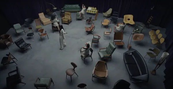 BLACKPINK JENNIE 新歌〈ExtraL〉MV 裡的隱藏主角們：16 張經典設計名椅盤點 | ShoppingDesign