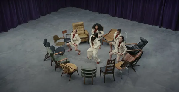 BLACKPINK JENNIE 新歌〈ExtraL〉MV 裡的隱藏主角們：16 張經典設計名椅盤點 | ShoppingDesign