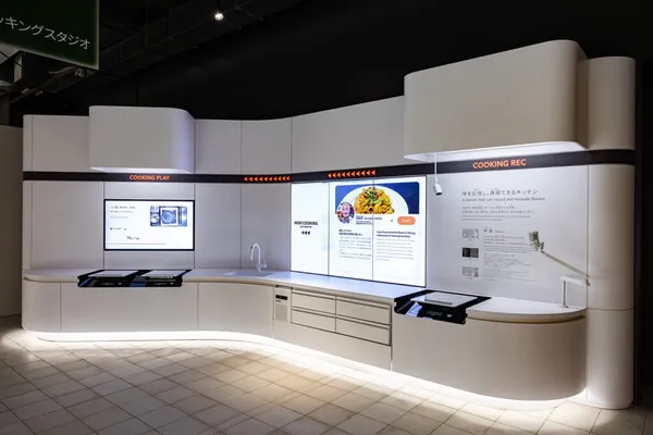 開箱大阪世博「EARTH MART」！隈研吾設計茅草屋、28000 顆雞蛋組成的吊燈等亮點揭曉 | ShoppingDesign