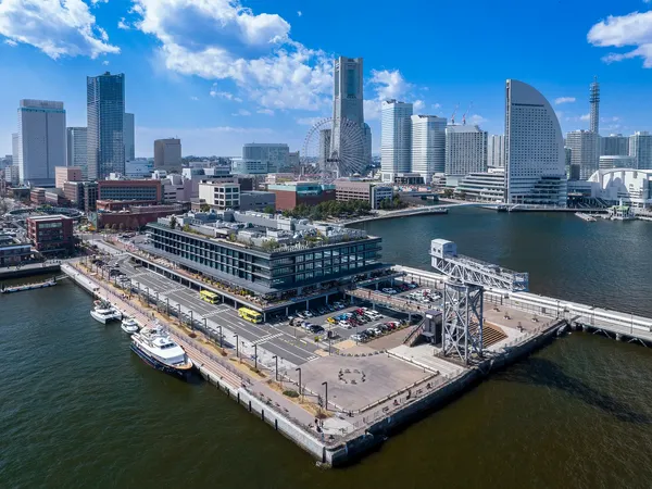 橫濱港《SEASIDE CINEMA 2025》5/2 登場！6 大展區放映 15 部電影，打造海濱觀影新體驗 | ShoppingDesign