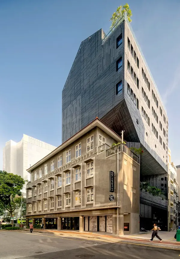 新加坡歷史建築重生！WOHA 打造「21 Carpenter」精品酒店，融合 1936 商鋪與現代綠建築 | ShoppingDesign