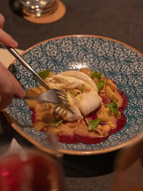 新加坡歷史建築重生！WOHA 打造「21 Carpenter」精品酒店，融合 1936 商鋪與現代綠建築 | ShoppingDesign