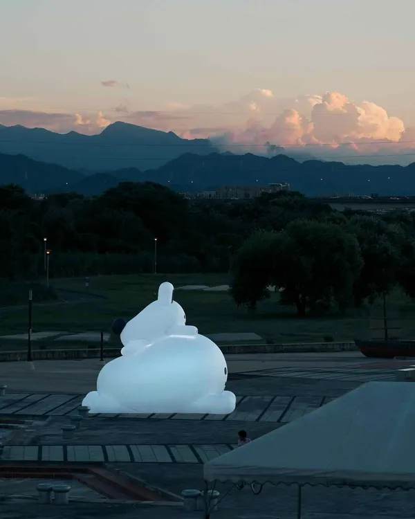 雲朵阿 Q 現身新北新月橋！新銳藝術家 Alan Hong 系列裝置曝光：雲朵裝置點亮新北河濱 | ShoppingDesign