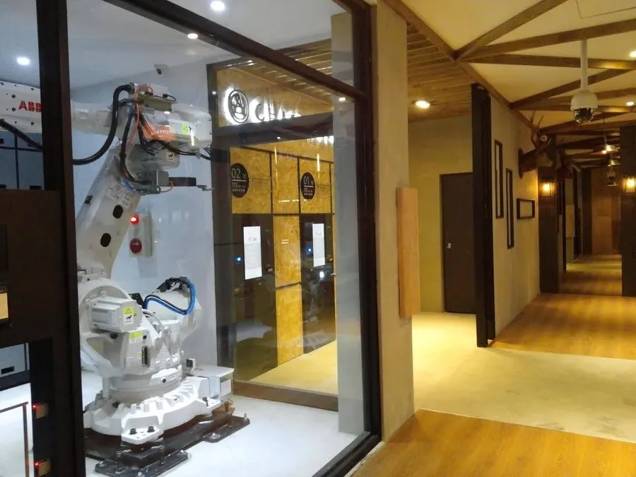 Taiwan hotel adopts self-checkin, pursues luggage-carrying robots ...